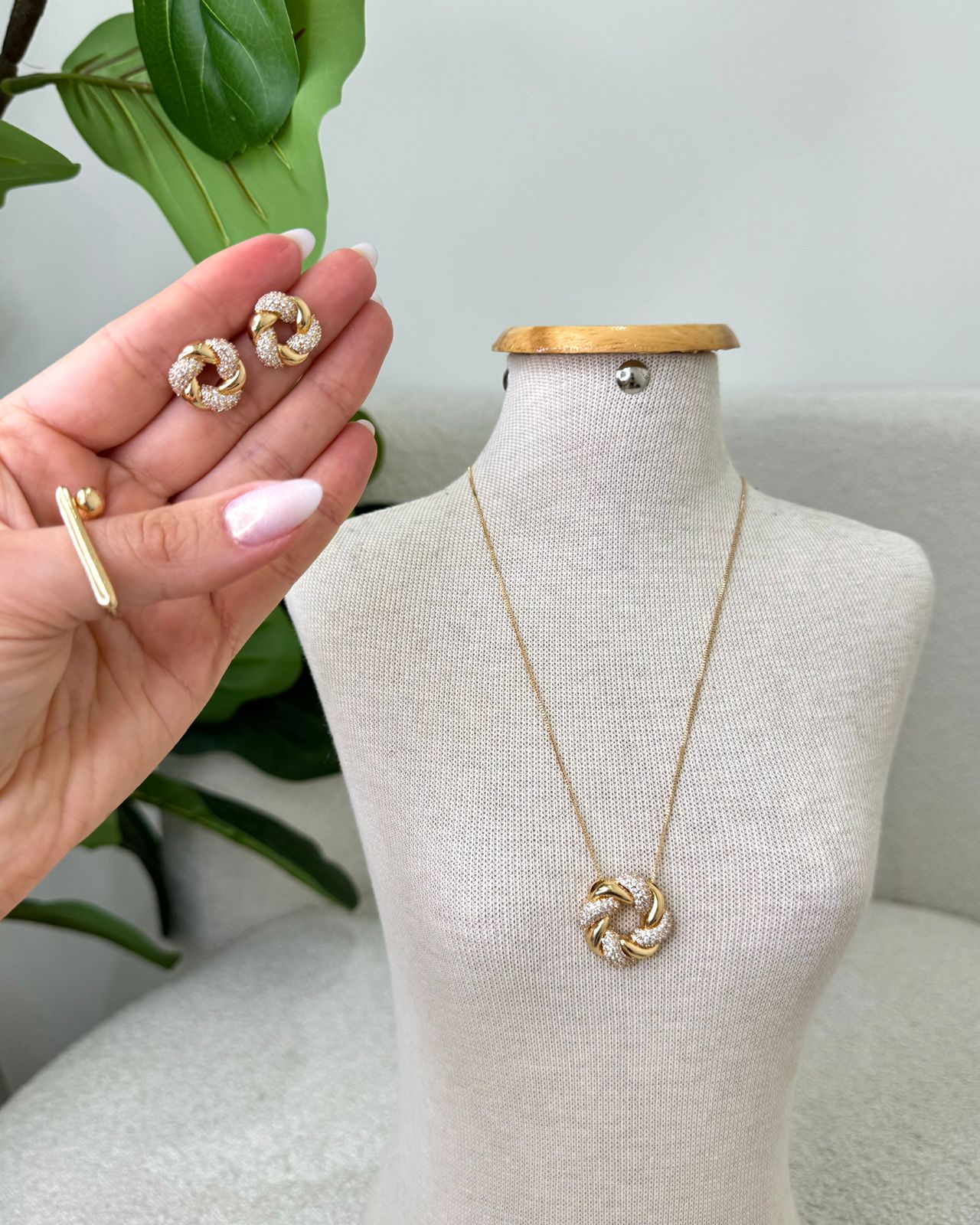 Conjunto Colar e Brinco Mania Essenza Dourado 120601 – Mania de Vestir